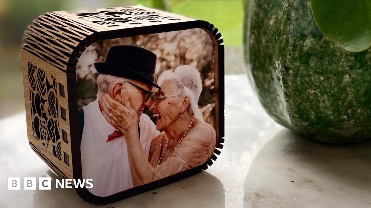 Can photo frames with voice notes help people with dementia? - BBC News