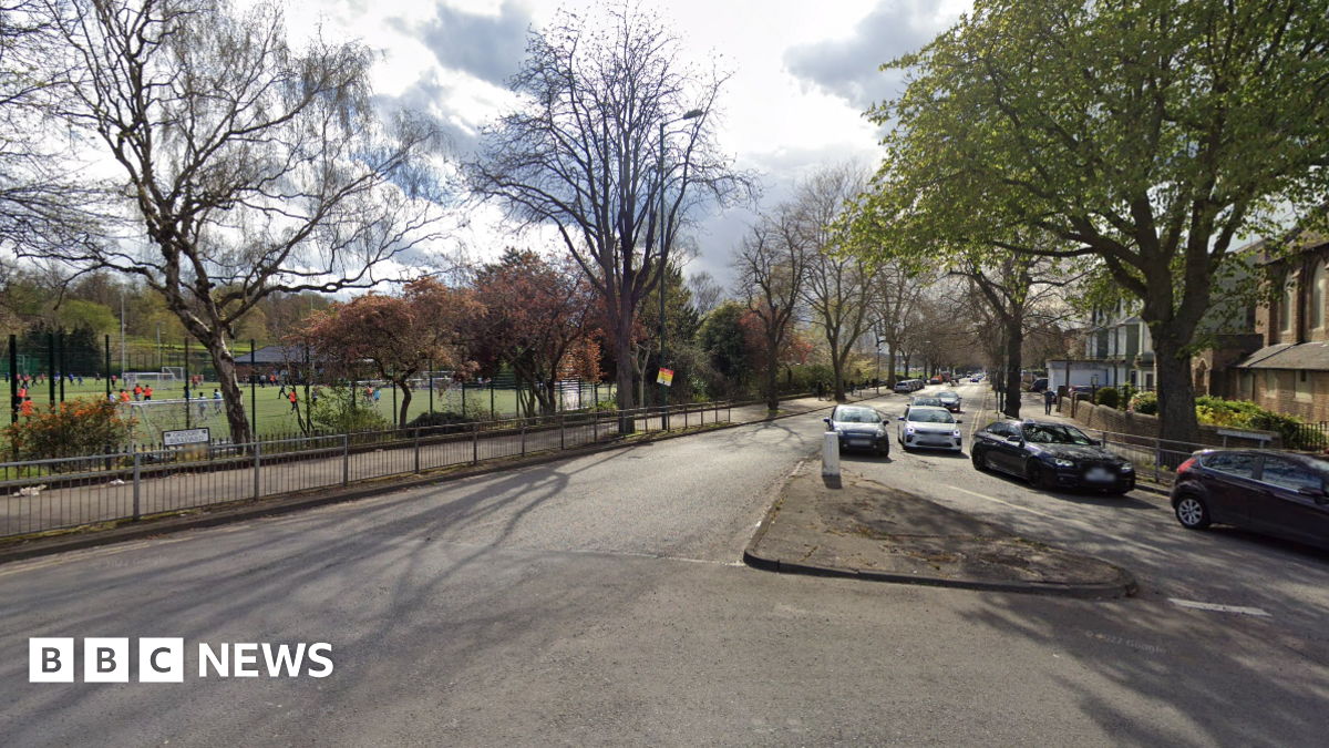 Nottingham: Boys charged after machete and zombie knife seized - BBC News