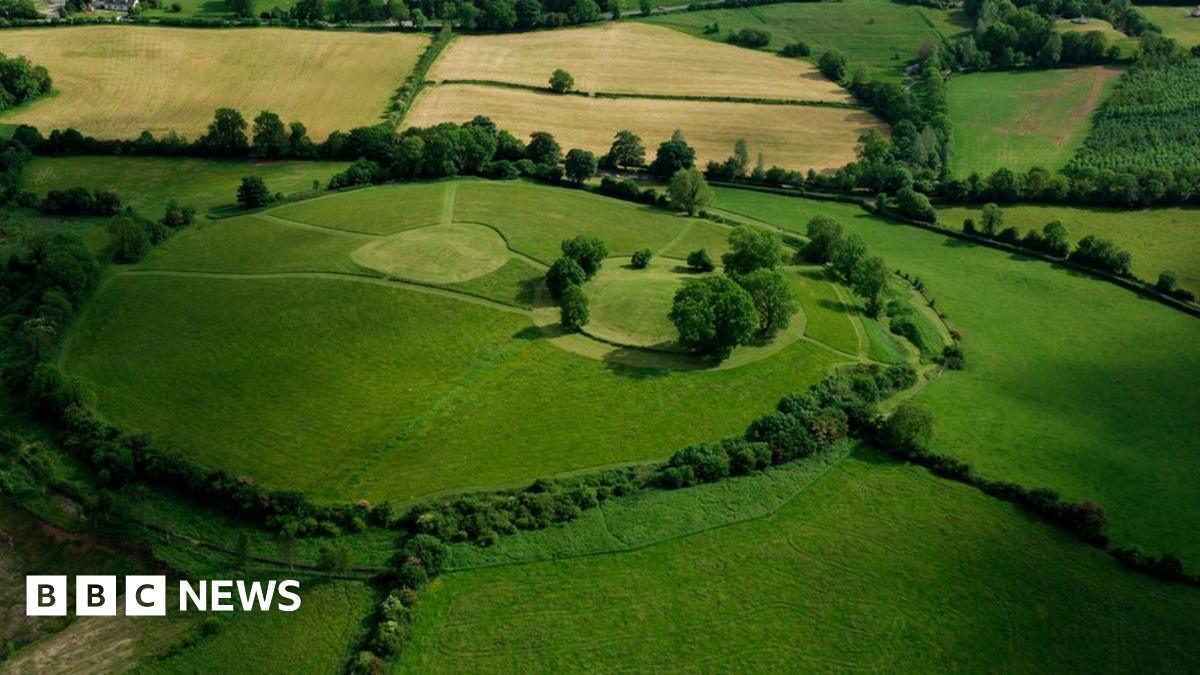Navan Fort: Dig sheds new light on home of the Kings of Ulster - BBC News