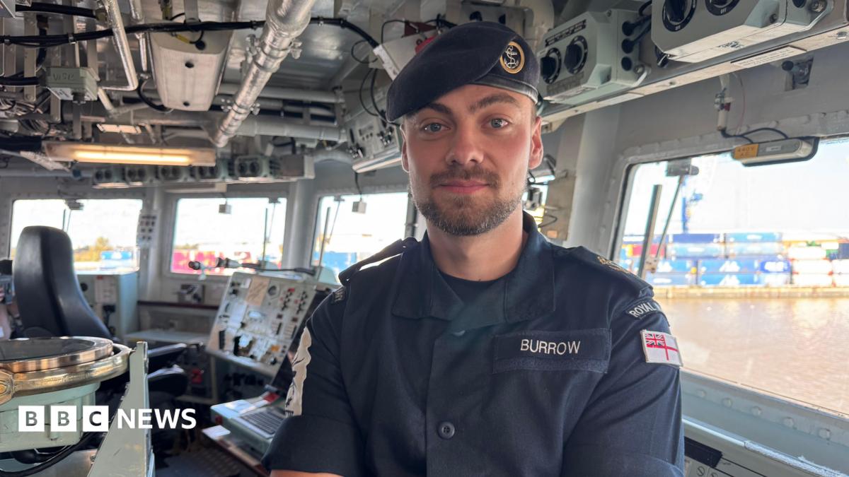 HMS Iron Duke arrives in Hull ahead of open day - BBC News