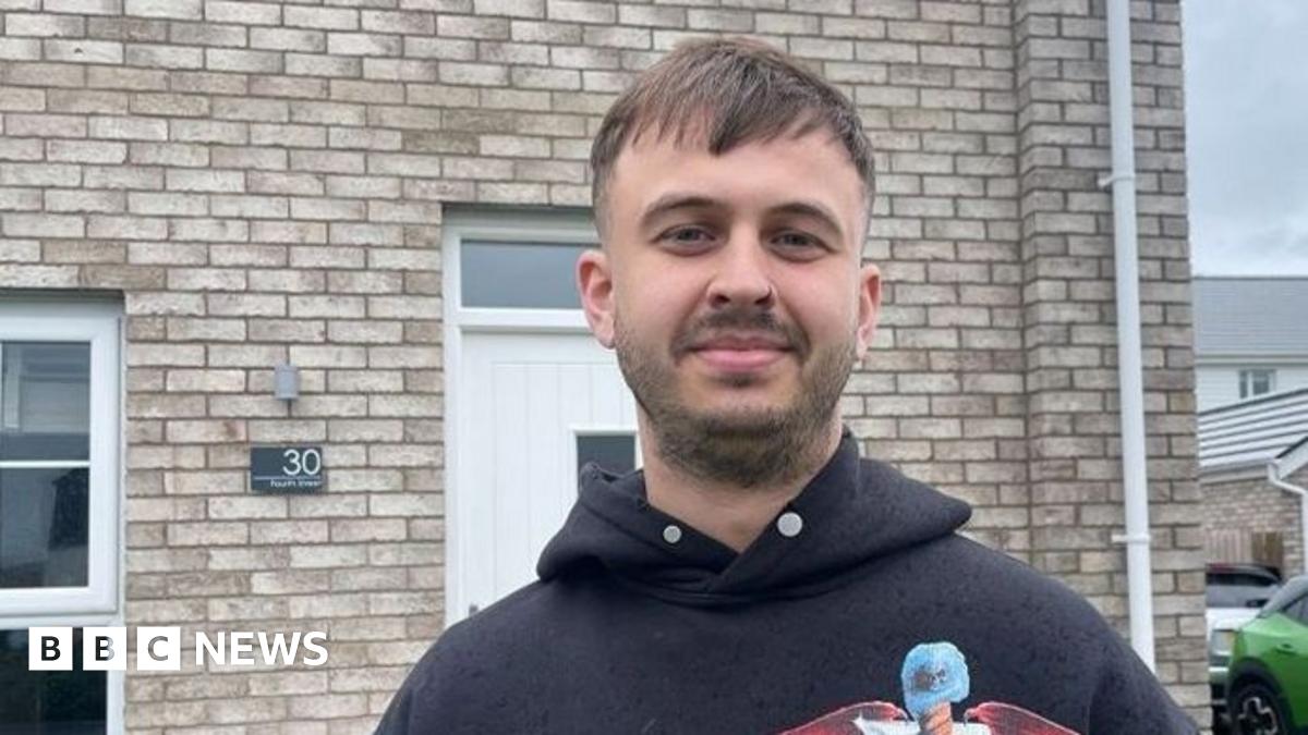 WW2 bomb explosion: Most of Newtownards residents return home - BBC News