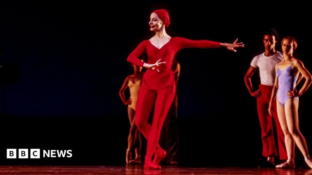 Alicia Alonso: Legendary ballet dancer dies aged 98 - BBC News