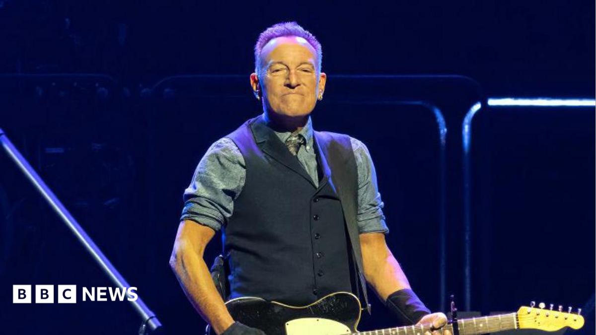 Bruce Springsteen's Cardiff gig starts European leg of tour - BBC News