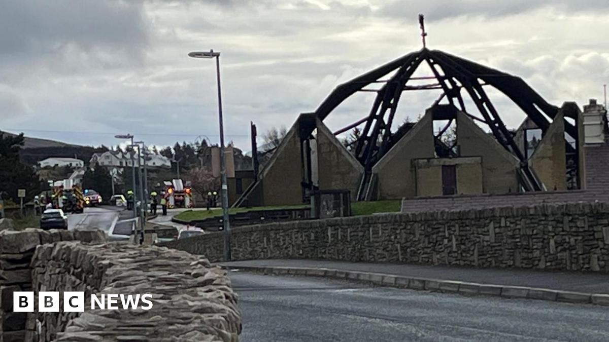 Donegal: Large fire destroys church in Derrybeg - BBC News