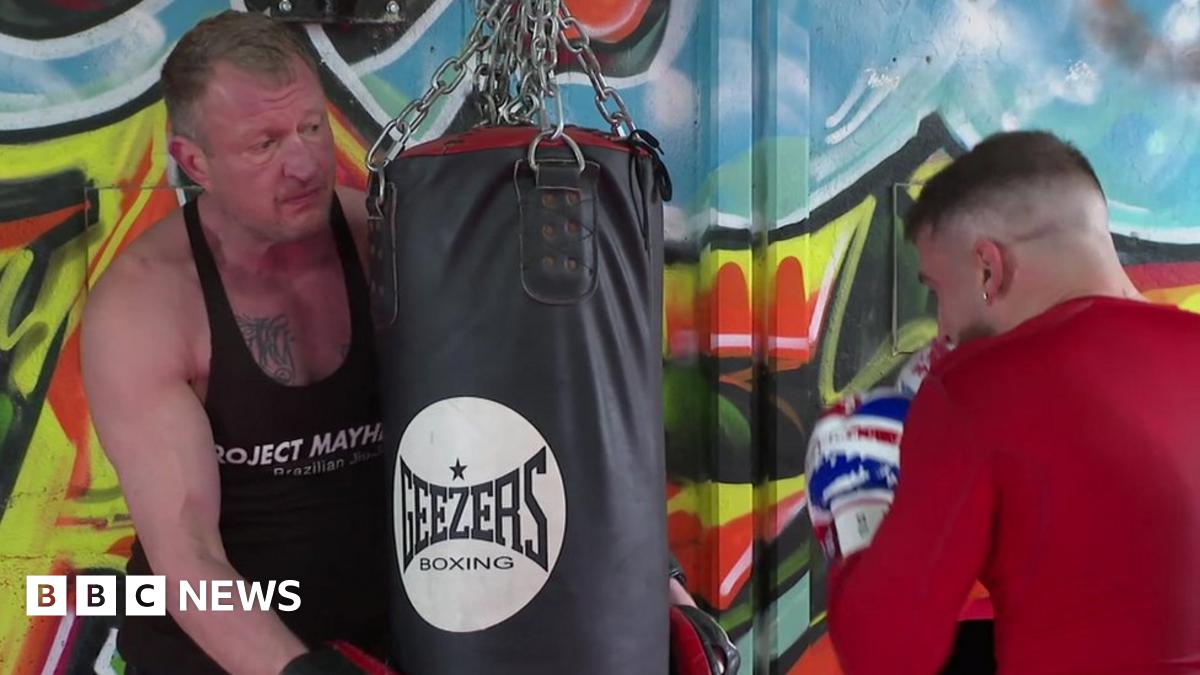 Exeter boxing club helps people with depression and PTSD - BBC News