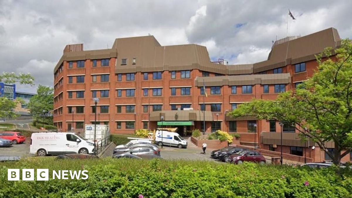Redditch council given notice over accounting failures - BBC News