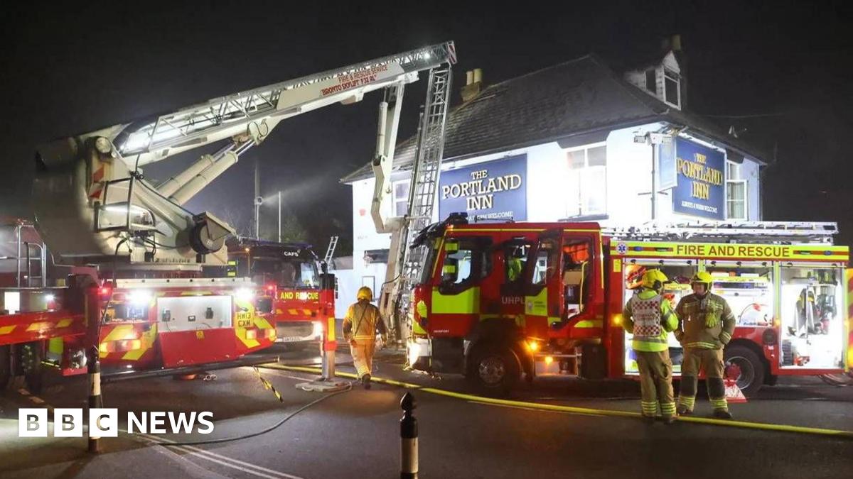 Isle of Wight pub seriously damaged by large fire - BBC News