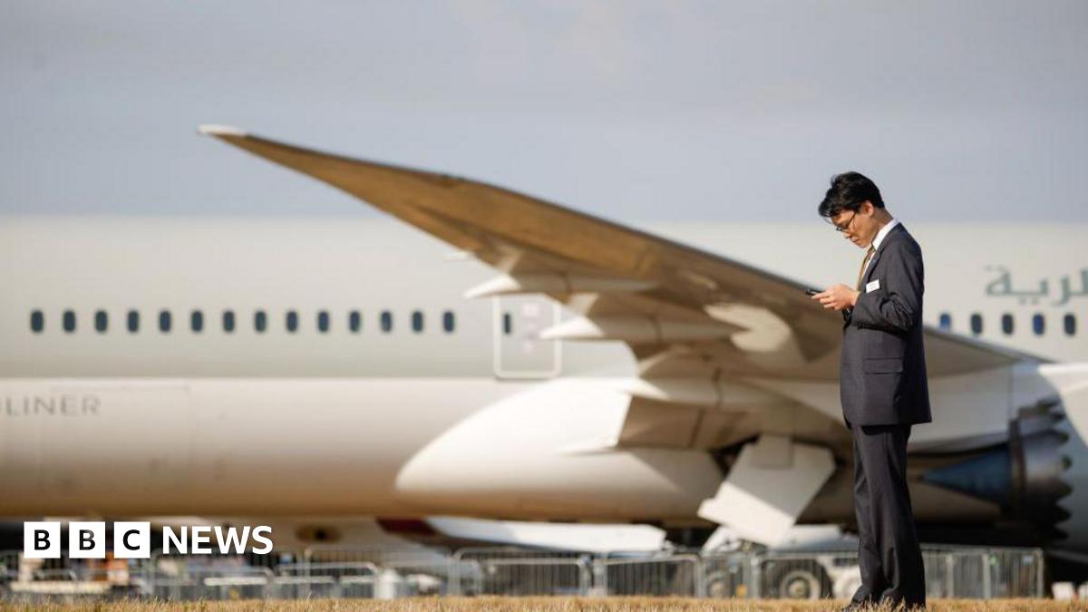 Trump: Boeing wins Qatar Airways order of up to 210 jets - BBC News