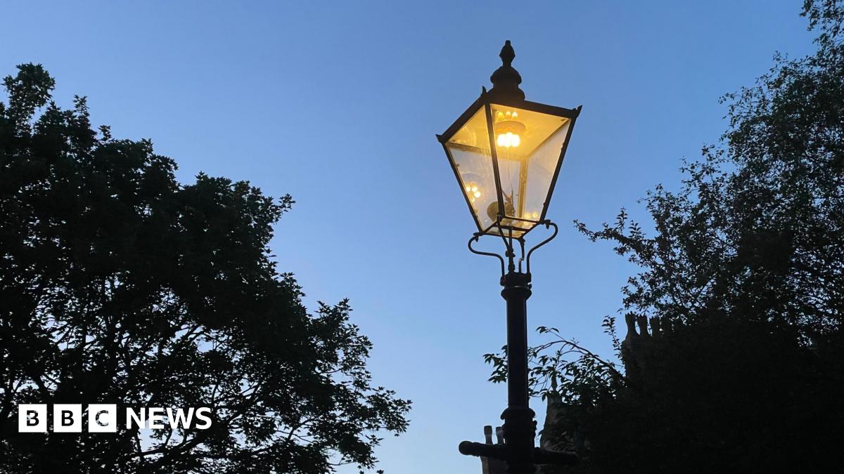 Gas lamps still burn in unique area of England - BBC News