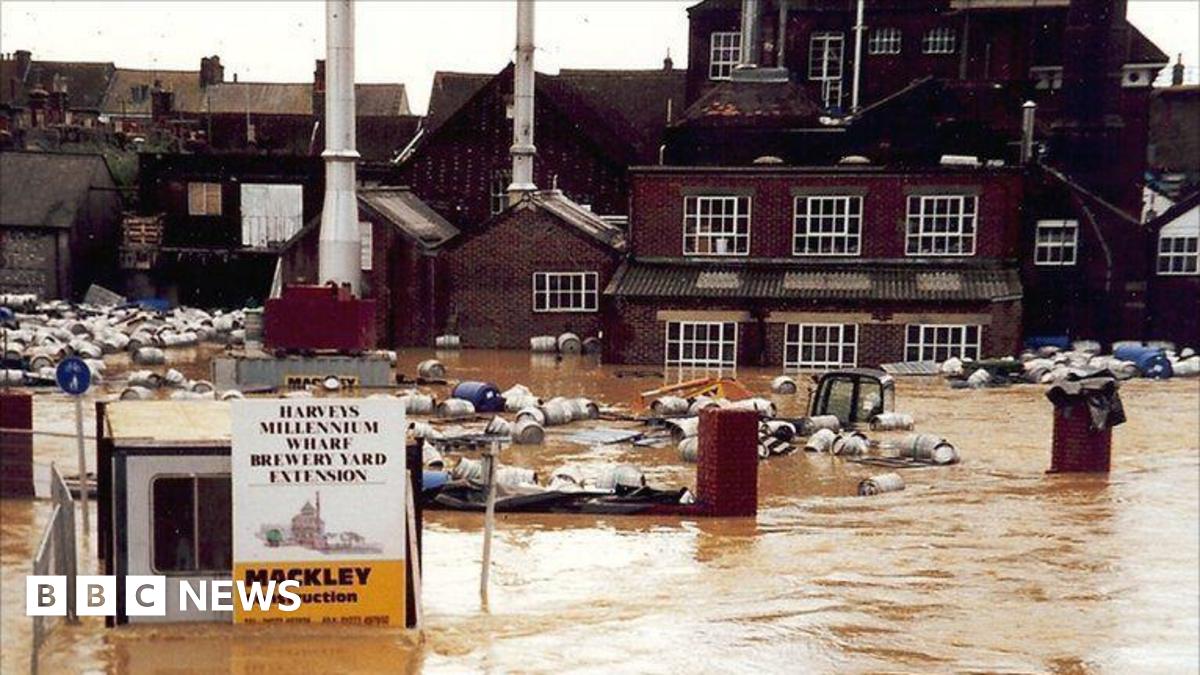 Lewes floods: Town remembers devastation 25 years on - BBC News