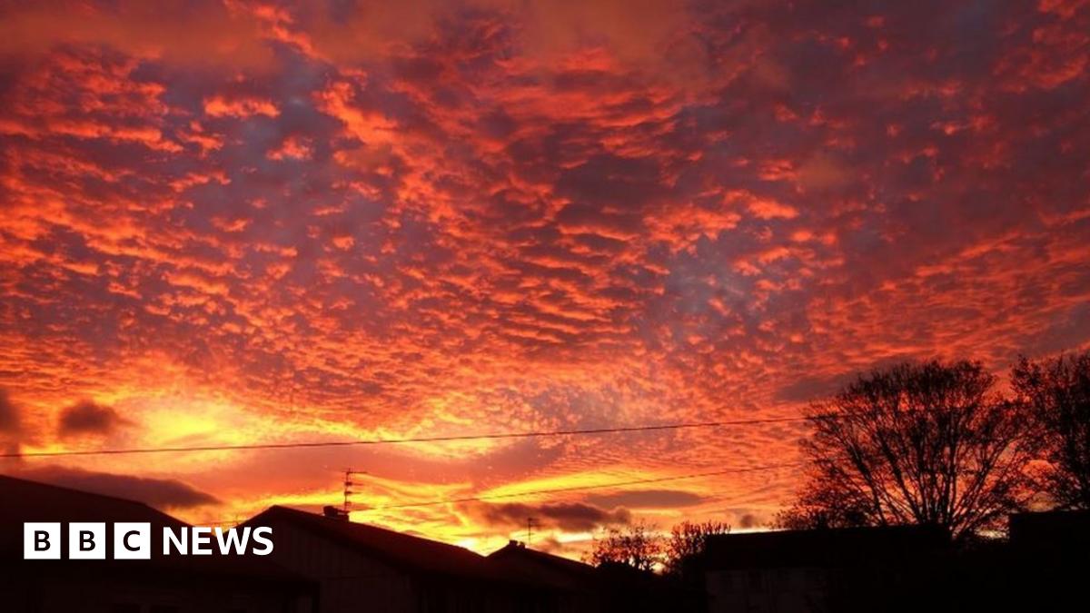 Spectacular sunsets light up UK skies - BBC News