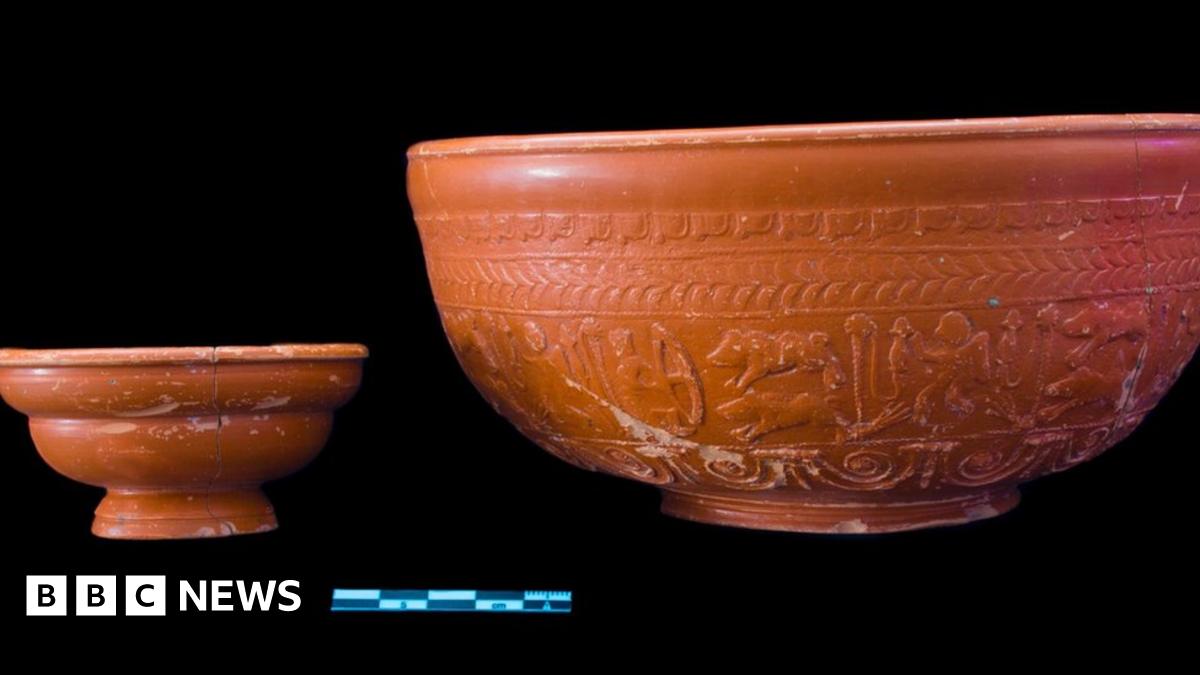 'Outstanding' Roman relics discovered at roadside - BBC News