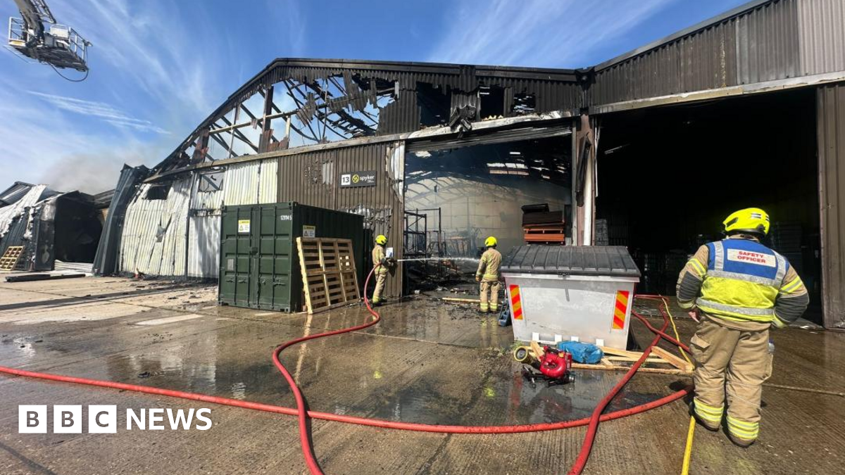 M11 drivers warned of Epping warehouse fire smoke - BBC News