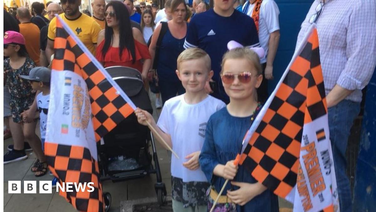 Wolverhampton Wanderers bus tour for League Champions - BBC News