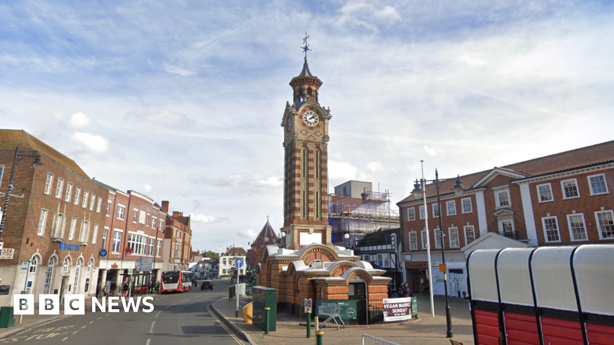 Epsom police crackdown on anti-social behaviour - BBC News