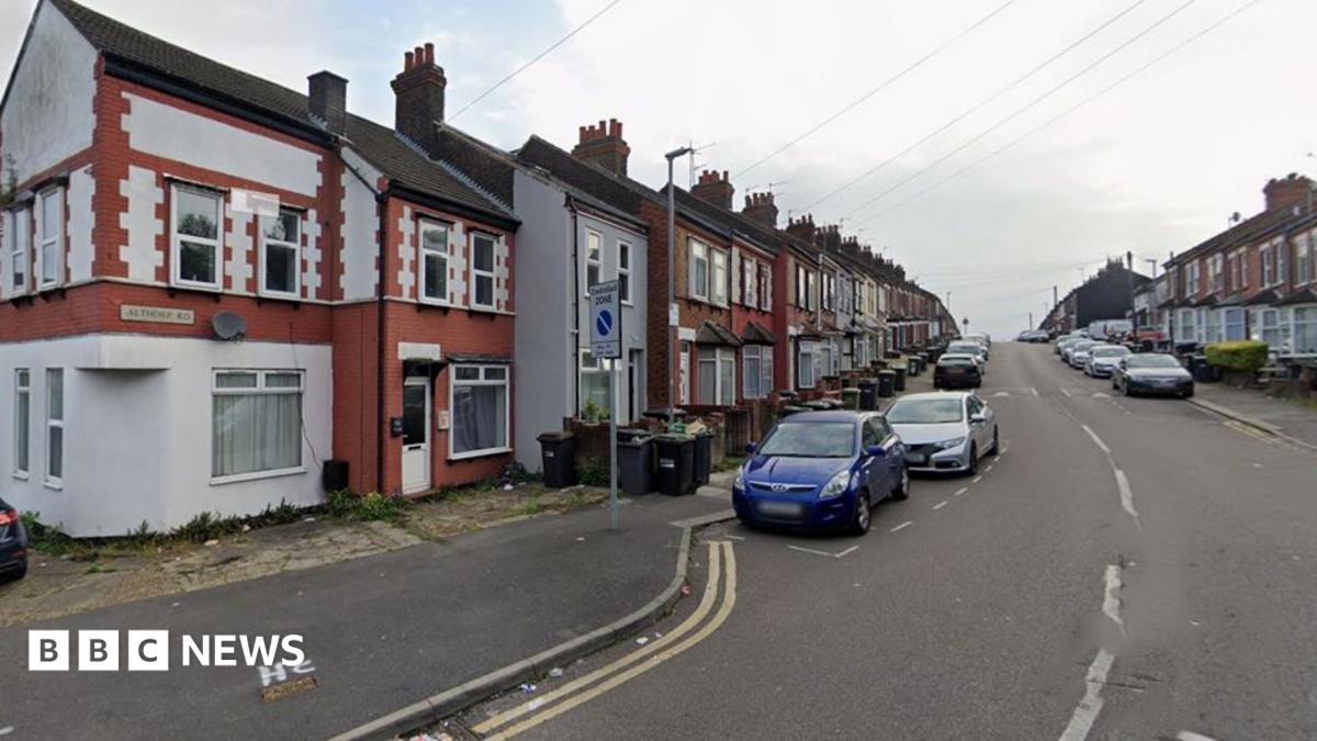 Luton man charged with murder after body discovered - BBC News