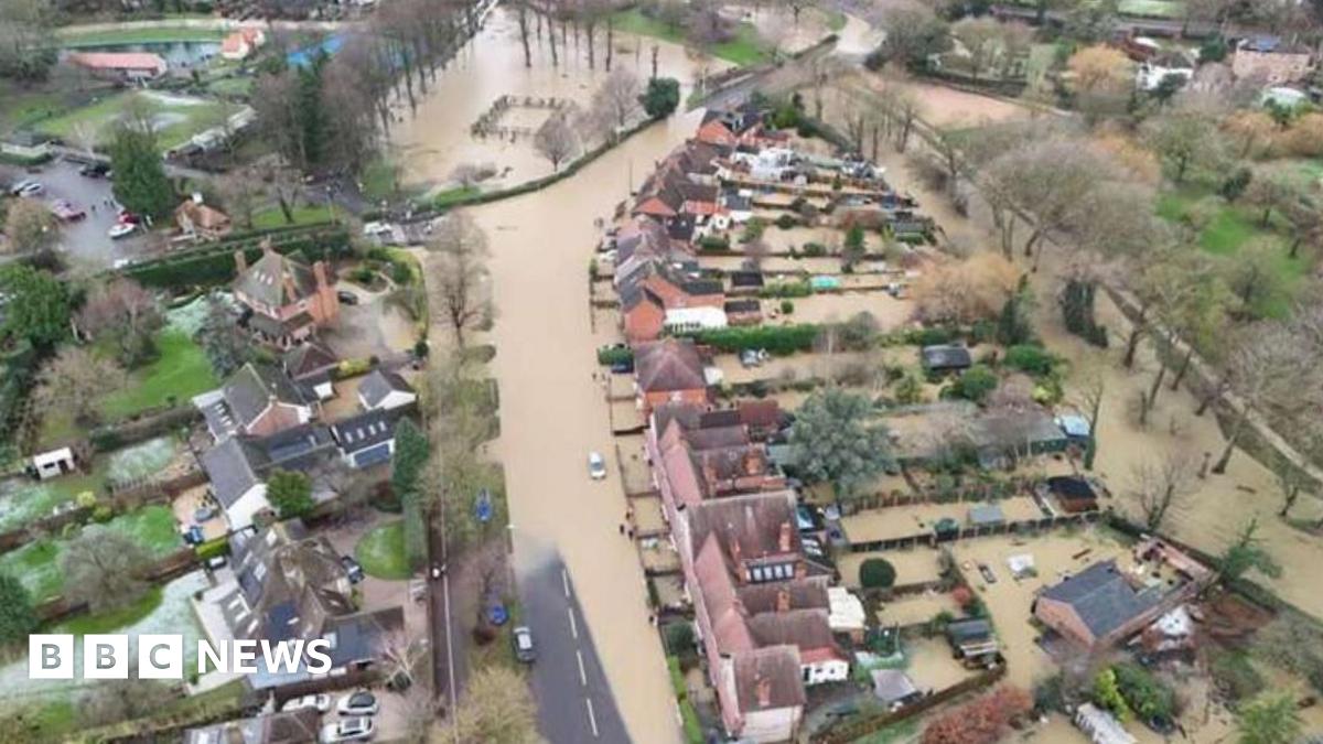Lincolnshire floods: 50 children rescued as major incident declared - BBC News