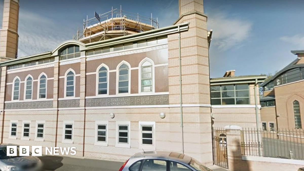 Mosques open to public for weekend event - BBC News