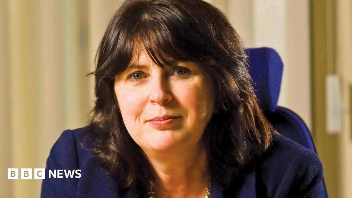 Bristol City Council to stop large pay-offs for chief exec job - BBC News