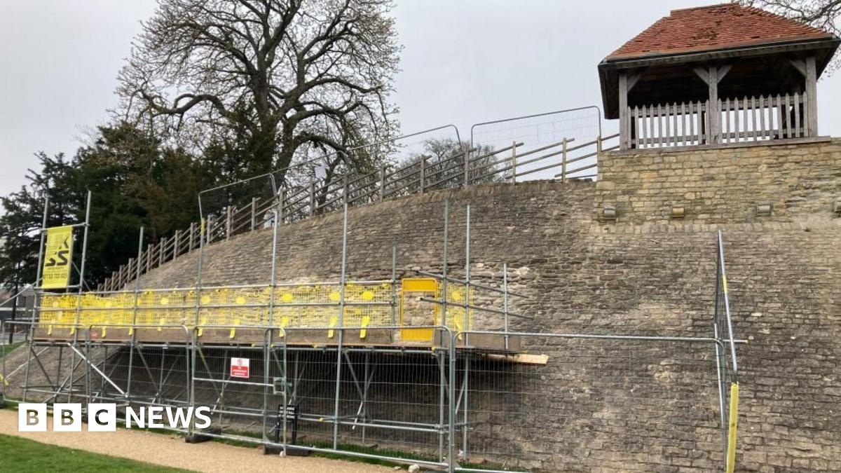 Motte wall on ancient Bedford Castle site to be restored - BBC News