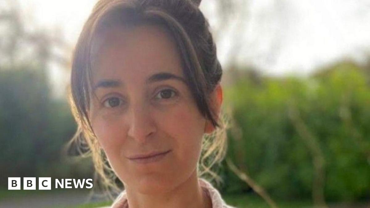 Stillbirth: Mum makes lost son's teddy star of baby book - BBC News