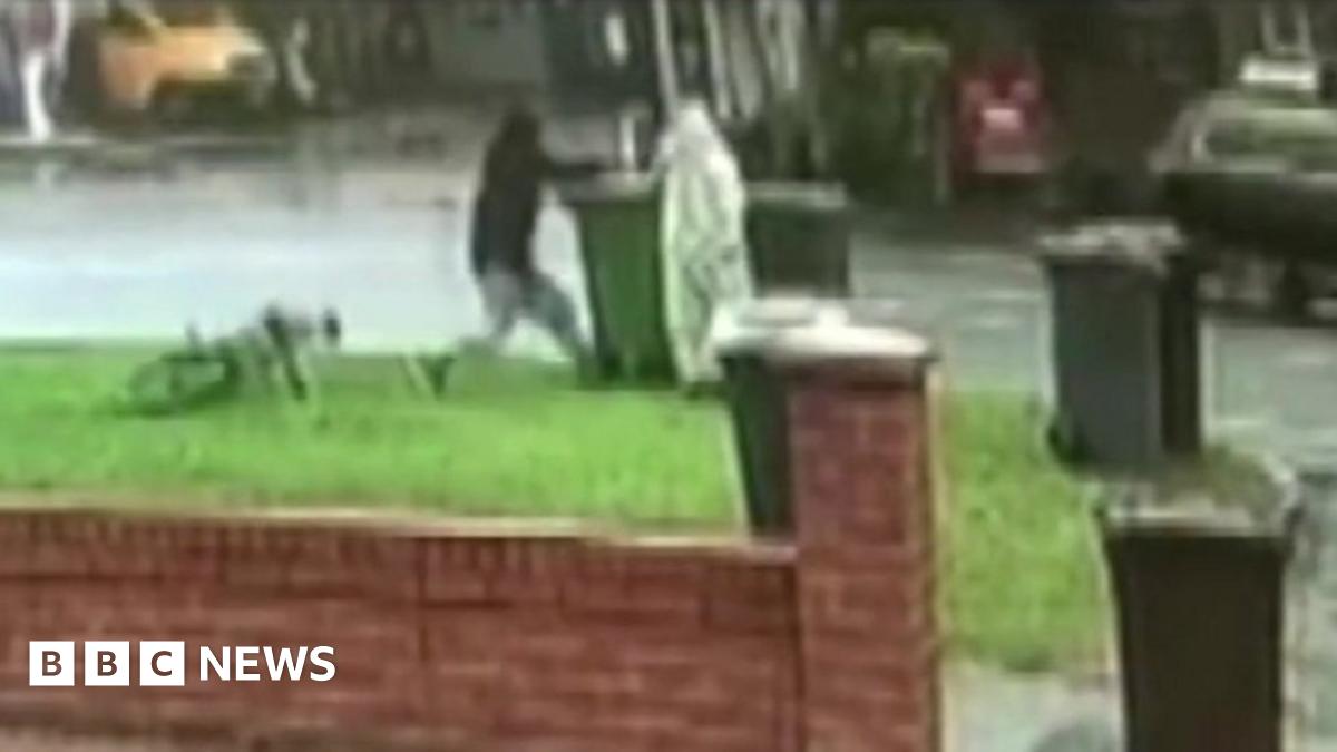 Man held over Fallowfield attempted gold robbery - BBC News