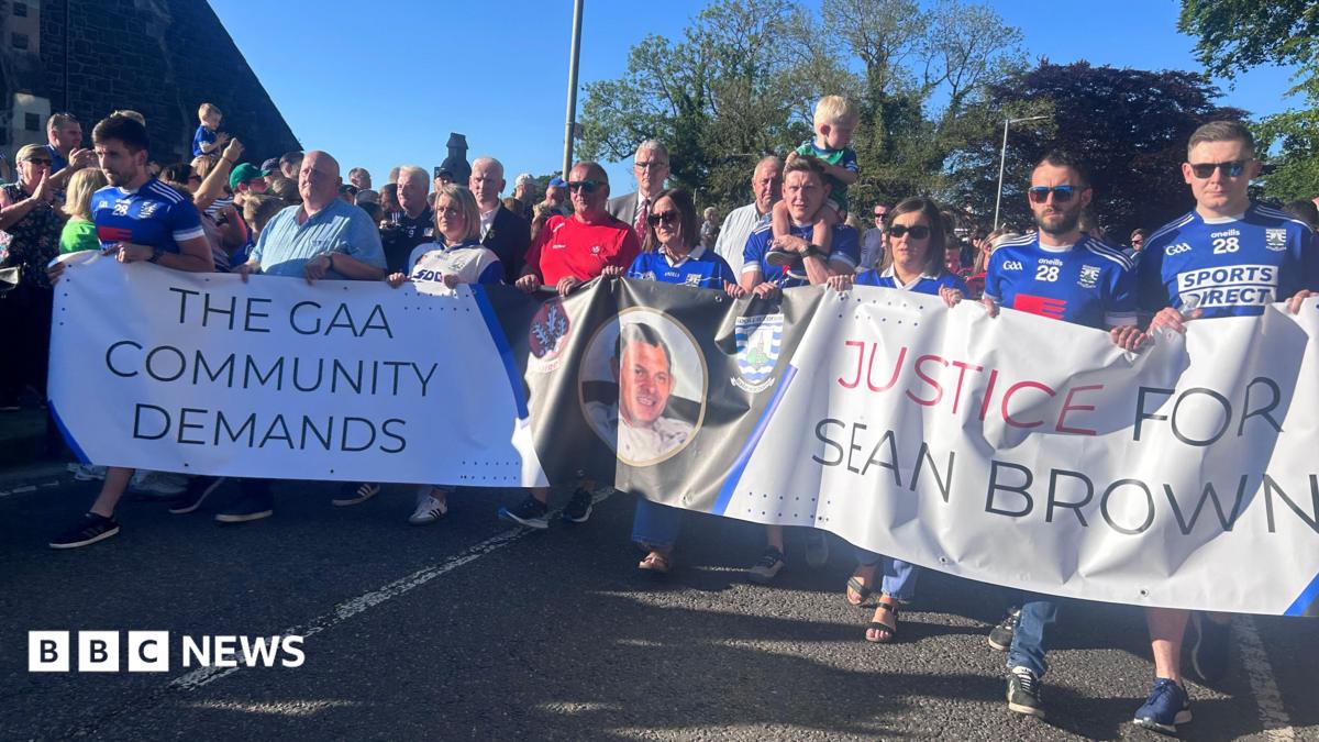 Sean Brown: Thousands attend public demonstration in Bellaghy - BBC News