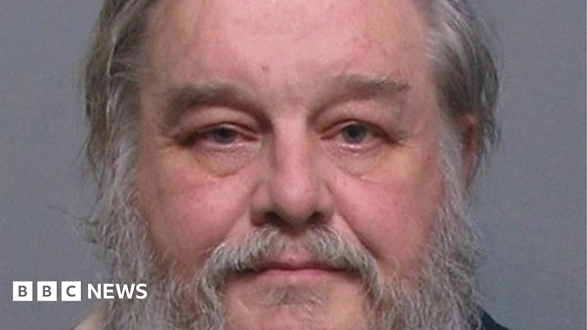 Jailed sex abuse headmaster Derek Slade dies - BBC News