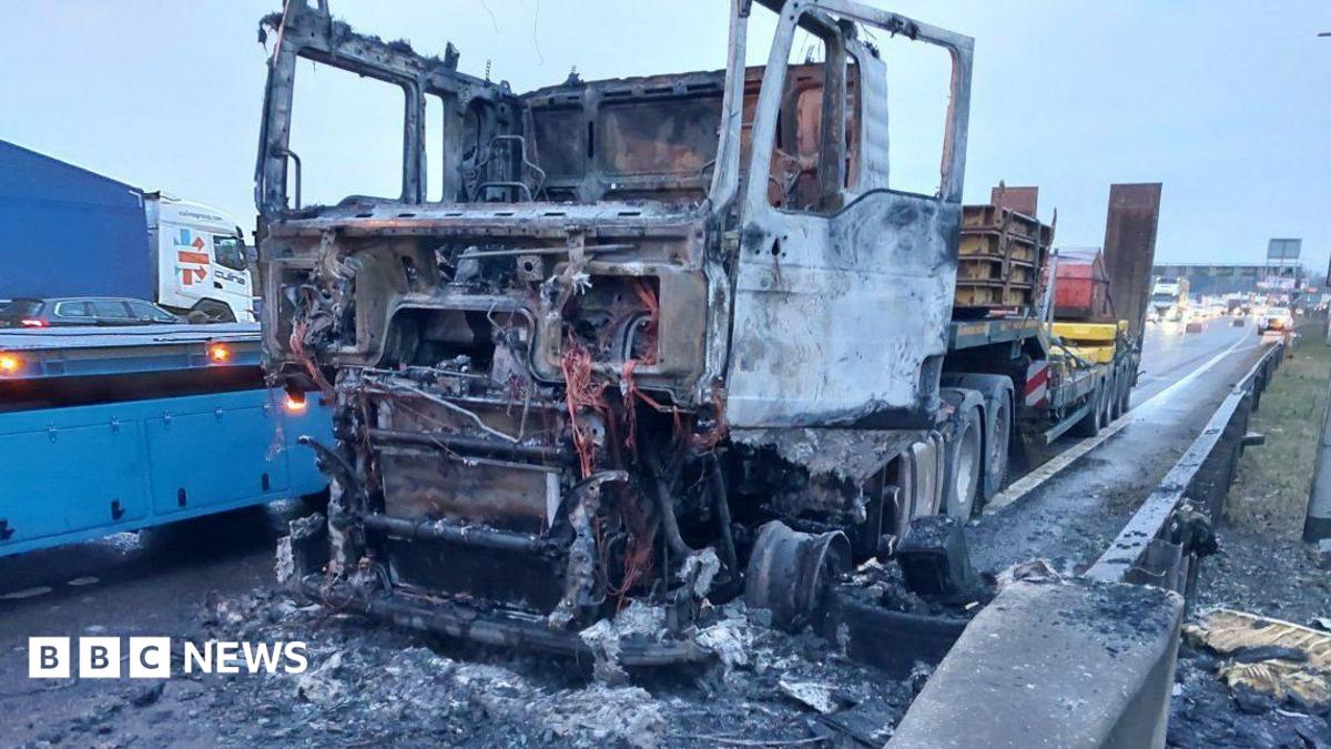 M62 and M60 long delays near Heywood after lorry fire - BBC News