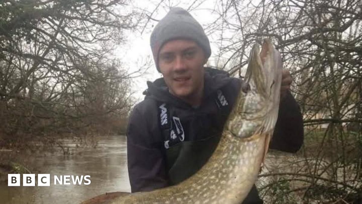 Tribute to cyclist dad-of-two killed in Ringwood crash - BBC News