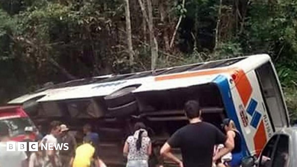 Brazil bus crash kills 15 near colonial era town of Paraty - BBC News
