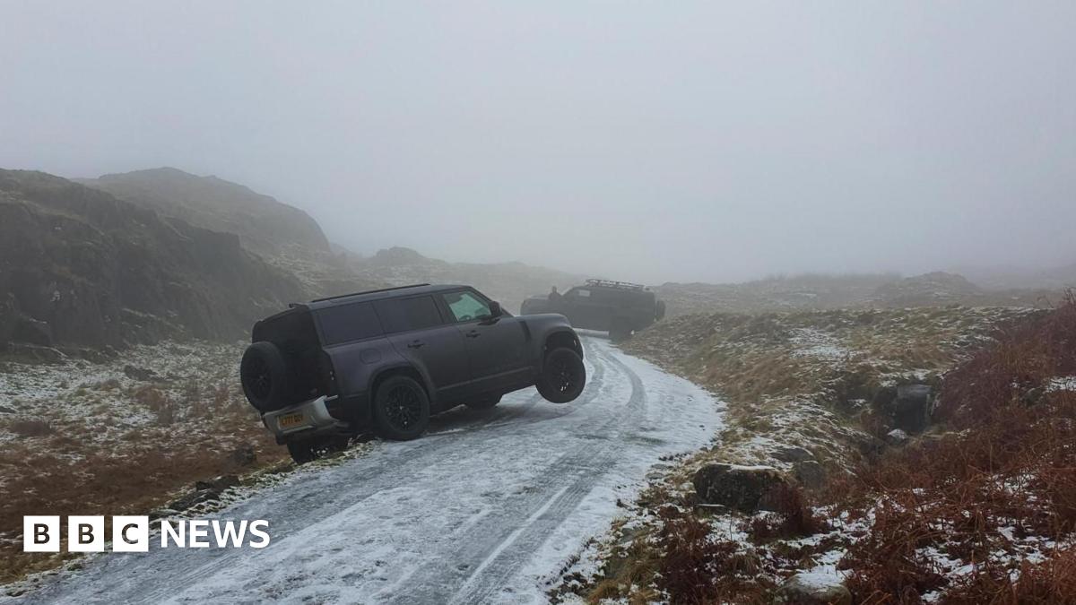Stranded drivers rescued in icy conditions in the Lake District - BBC News