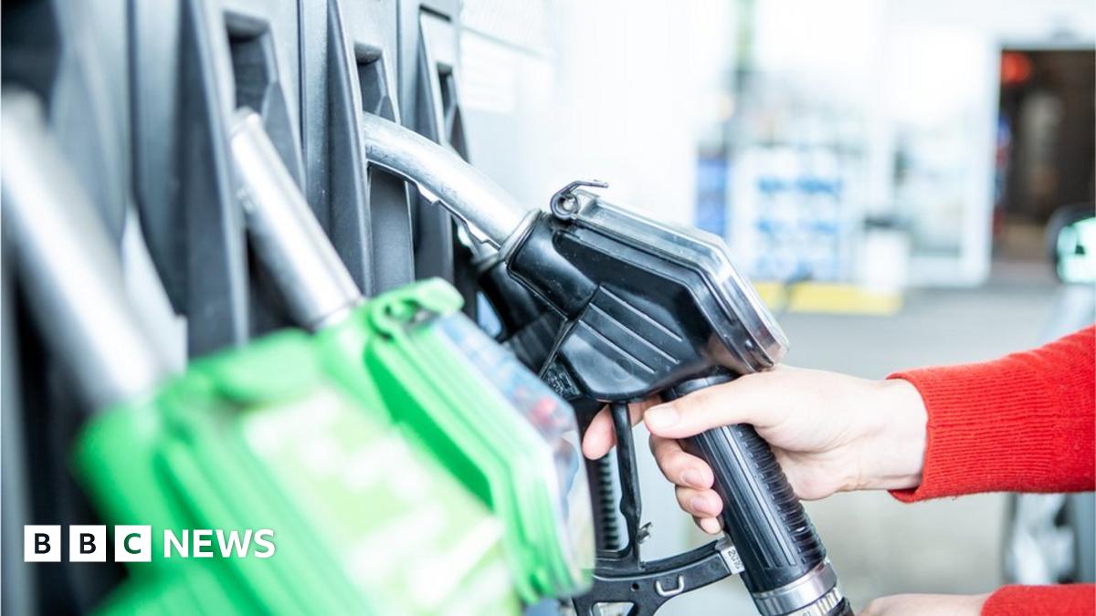 Supermarkets not passing on lower fuel price - RAC - BBC News