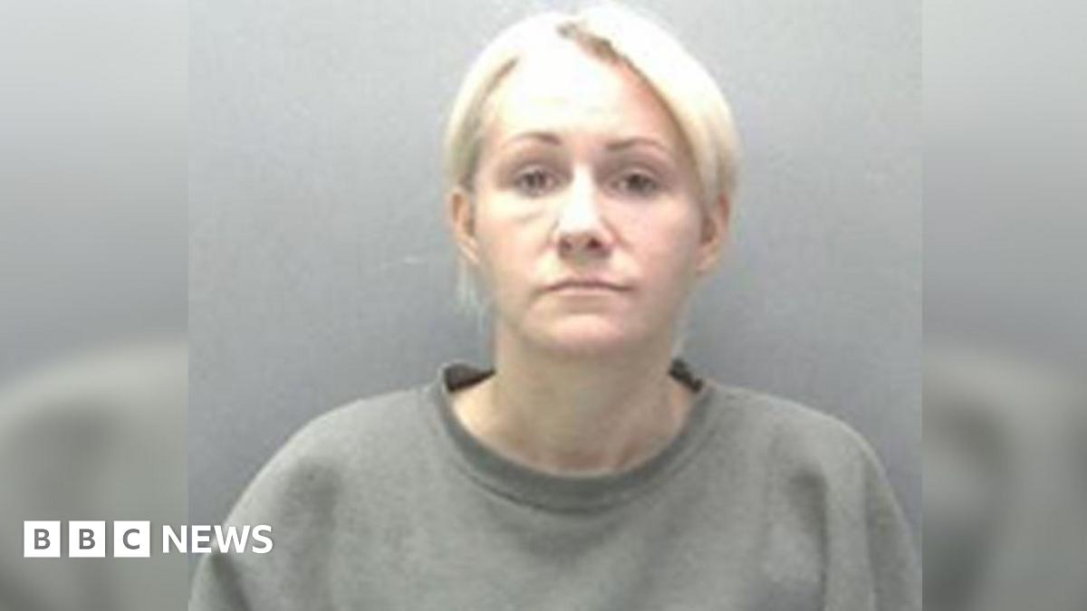The Mount prison officer jailed for relationship with inmate - BBC News