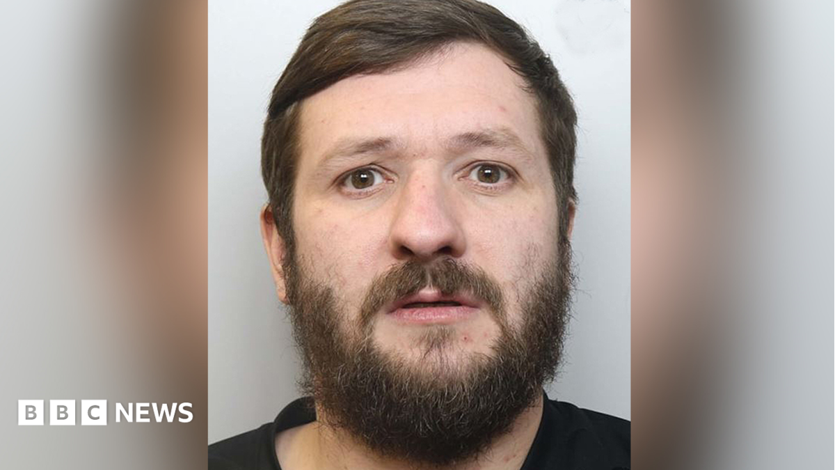Dealer who sold cocaine from jail cell sentenced - BBC News