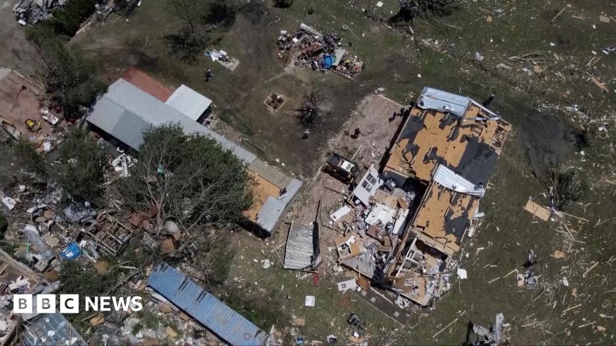 Texas storms leave hundreds of thousands without power - BBC News