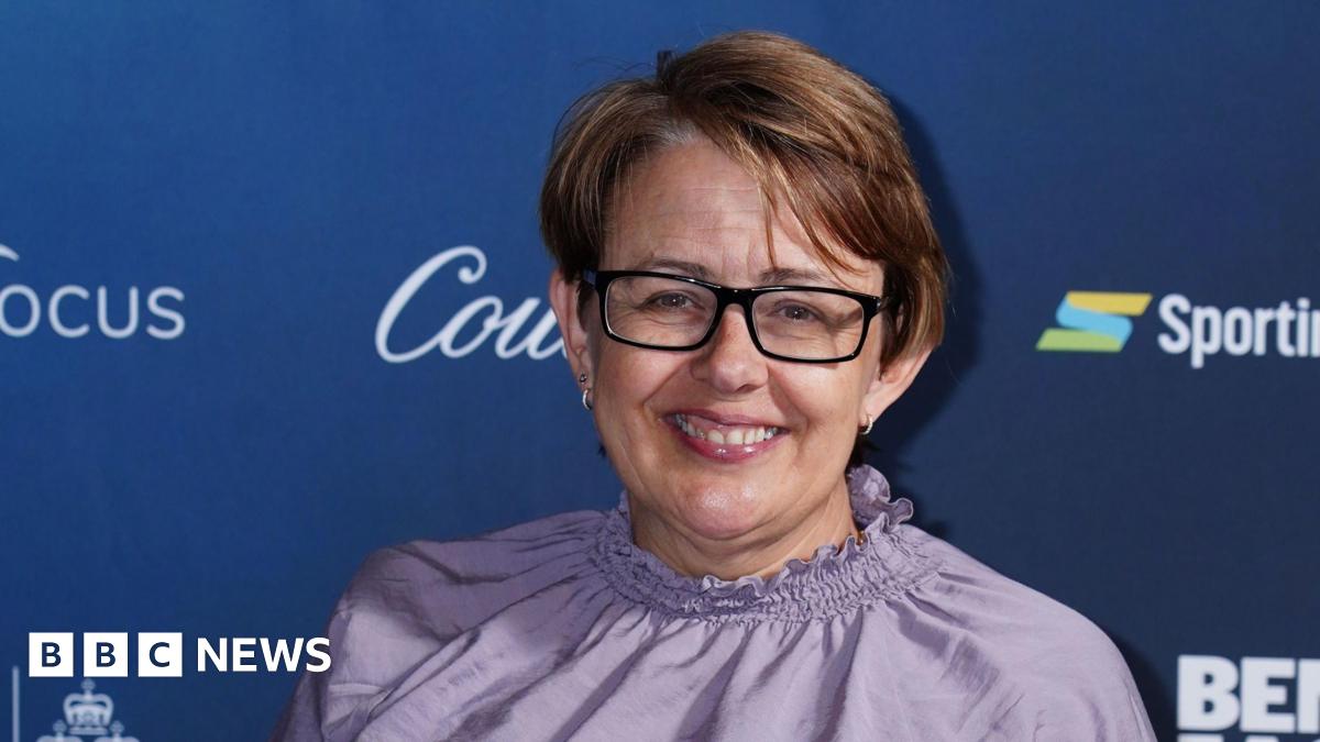 Paralympian Tanni Grey-Thompson felt "humiliated" by air travel - BBC News