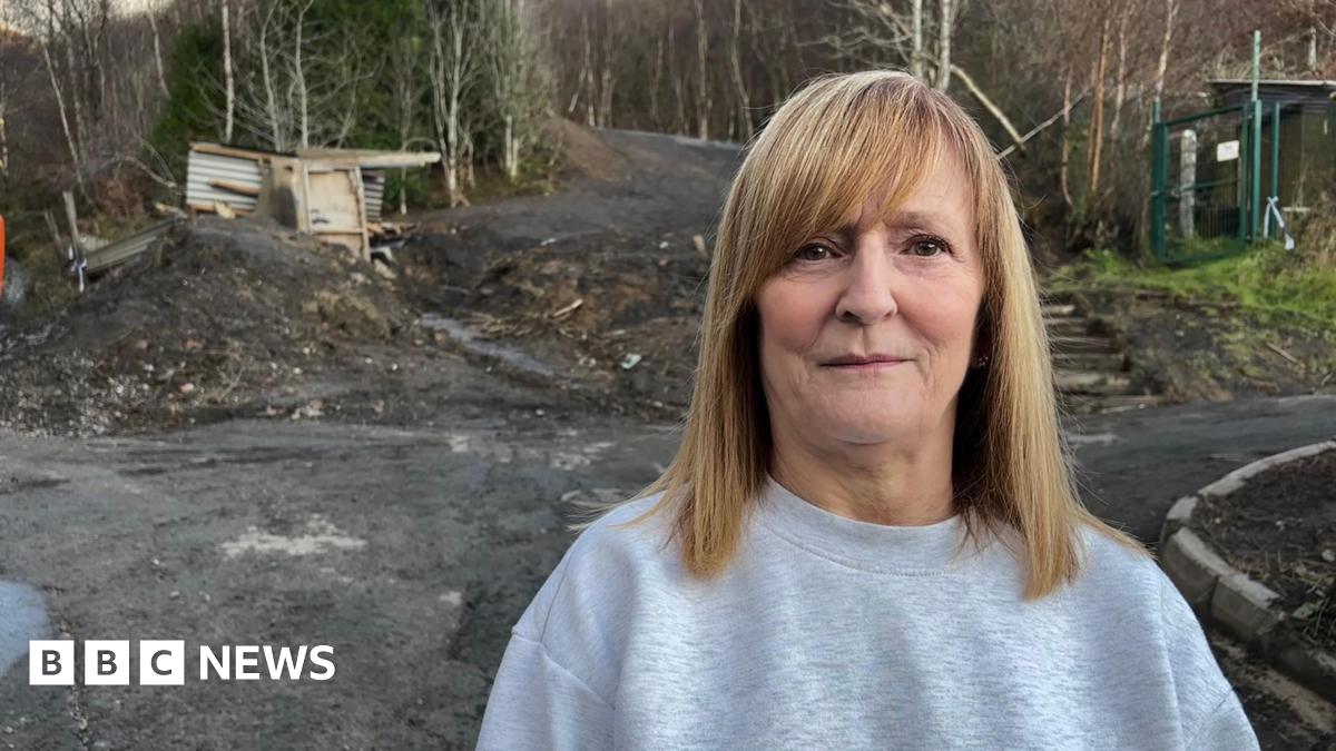 Cwmtillery: Landslide residents want to leave their homes - BBC News