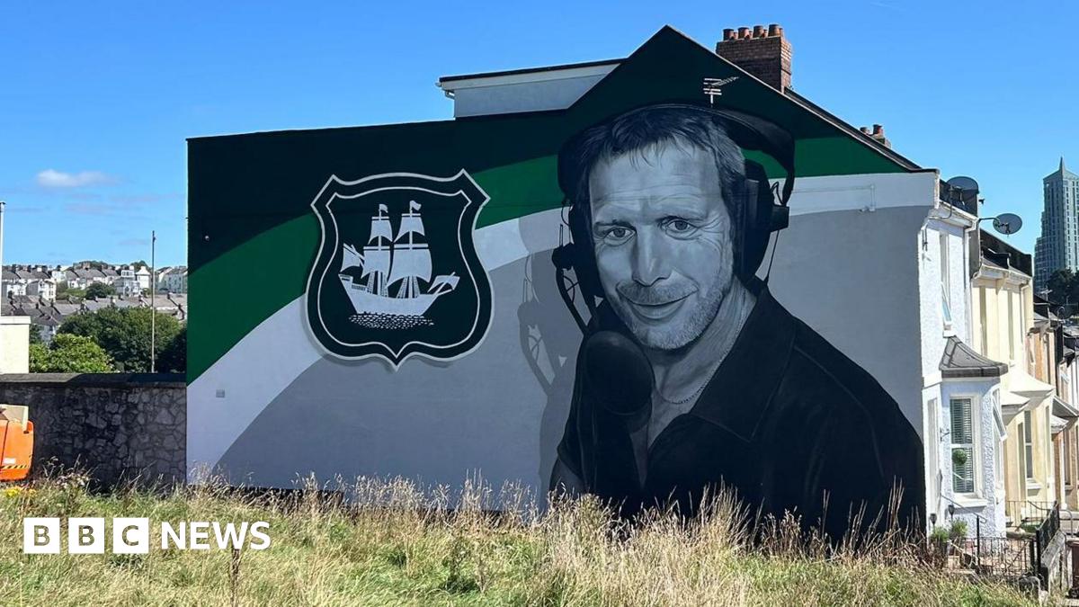 Gordon Sparks mural in Plymouth honours late BBC broadcaster - BBC News