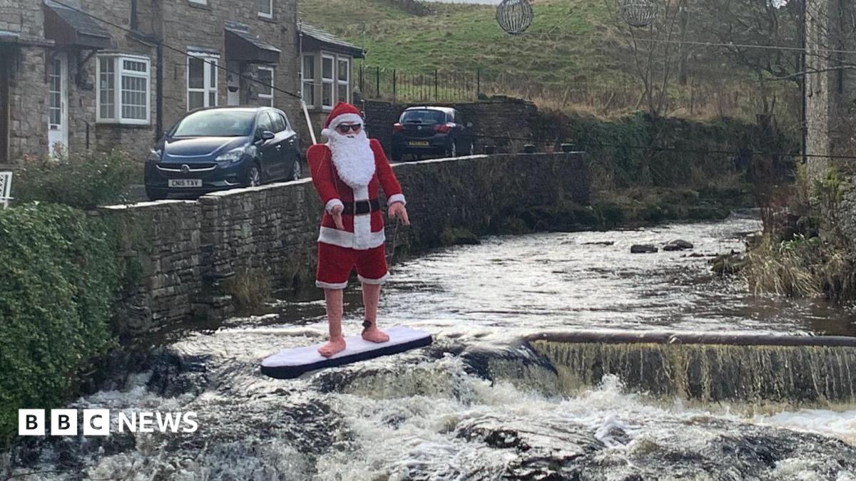 Yorkshire Dales: Knitted santa spotted sufing in Hawes - BBC News