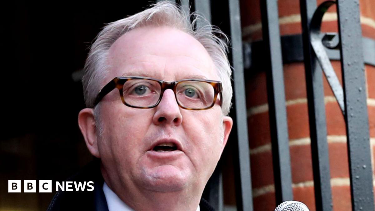 Ian Austin quits Labour blaming Jeremy Corbyn's leadership - BBC News