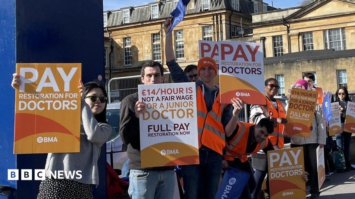 Reading junior doctors striking for 'pay restoration' - BBC News
