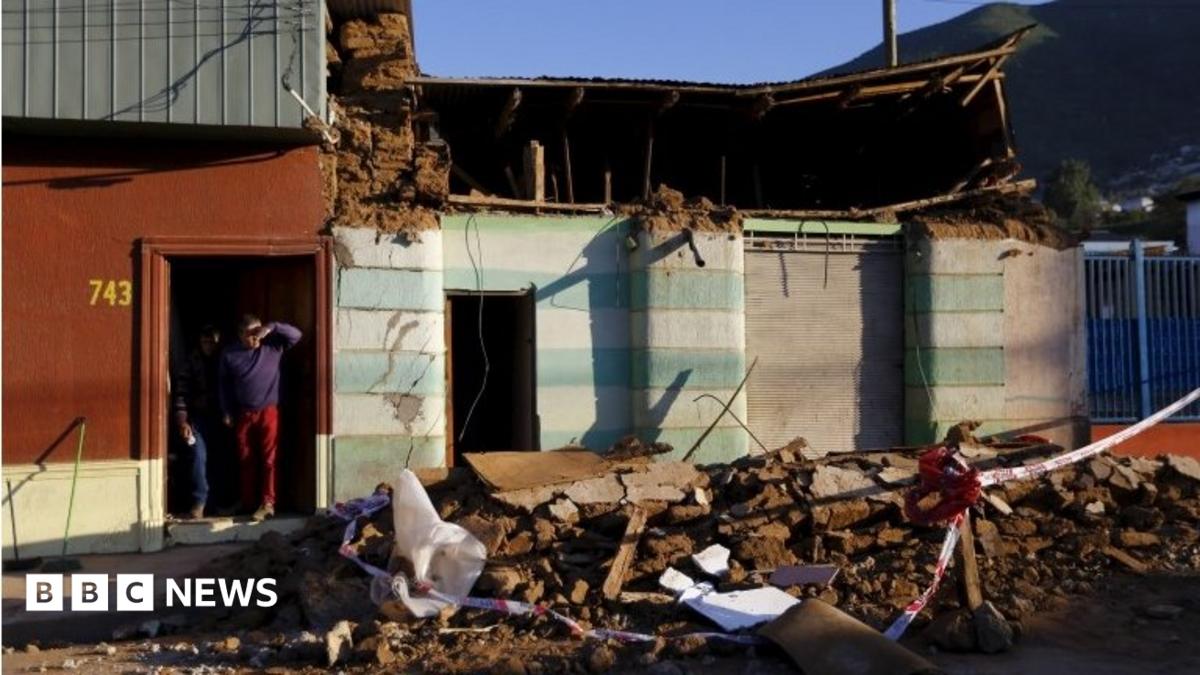Chile quake triggers mass evacuation and tsunami alert - BBC News