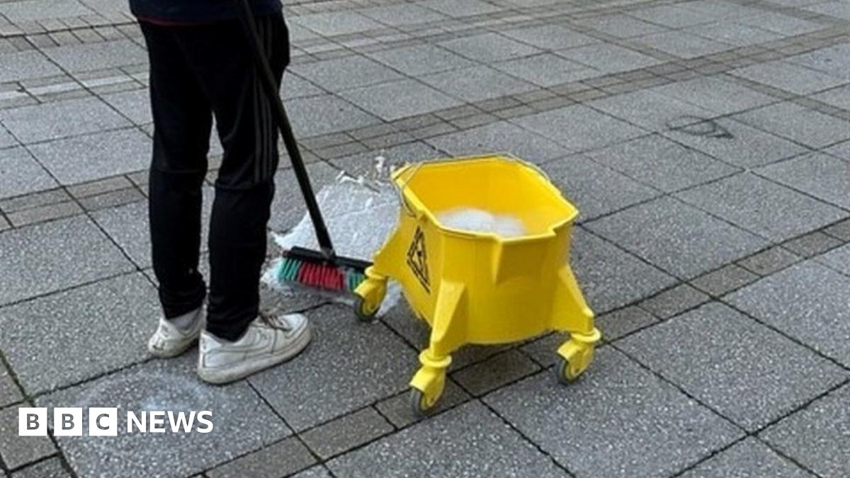 Police make teenager clean up King's Lynn silly string mess - BBC News