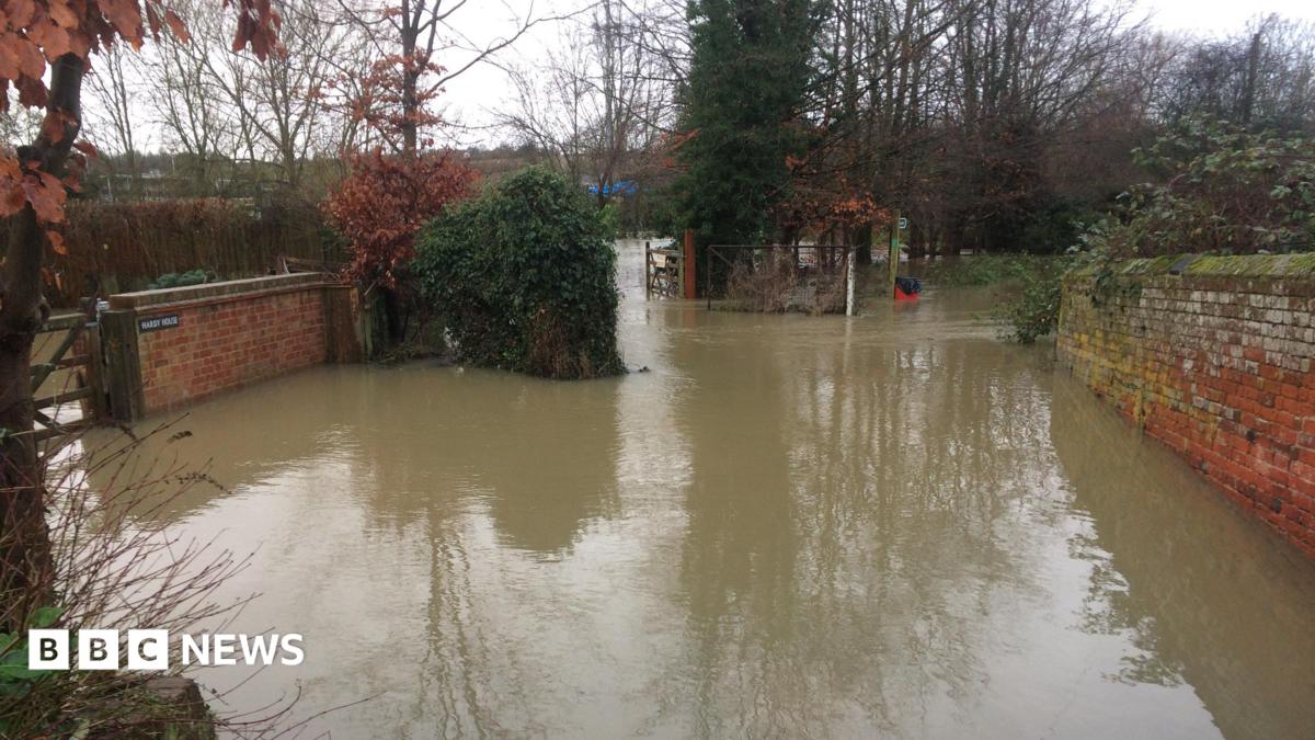 Calls for Hadleigh River Brett sluice gates to be kept open - BBC News