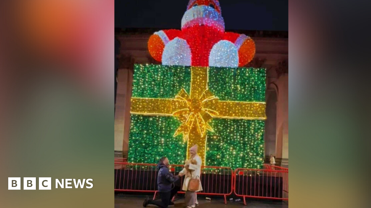 Pair's engagement under Manchester's 'Mr Zippy' Santa - BBC News