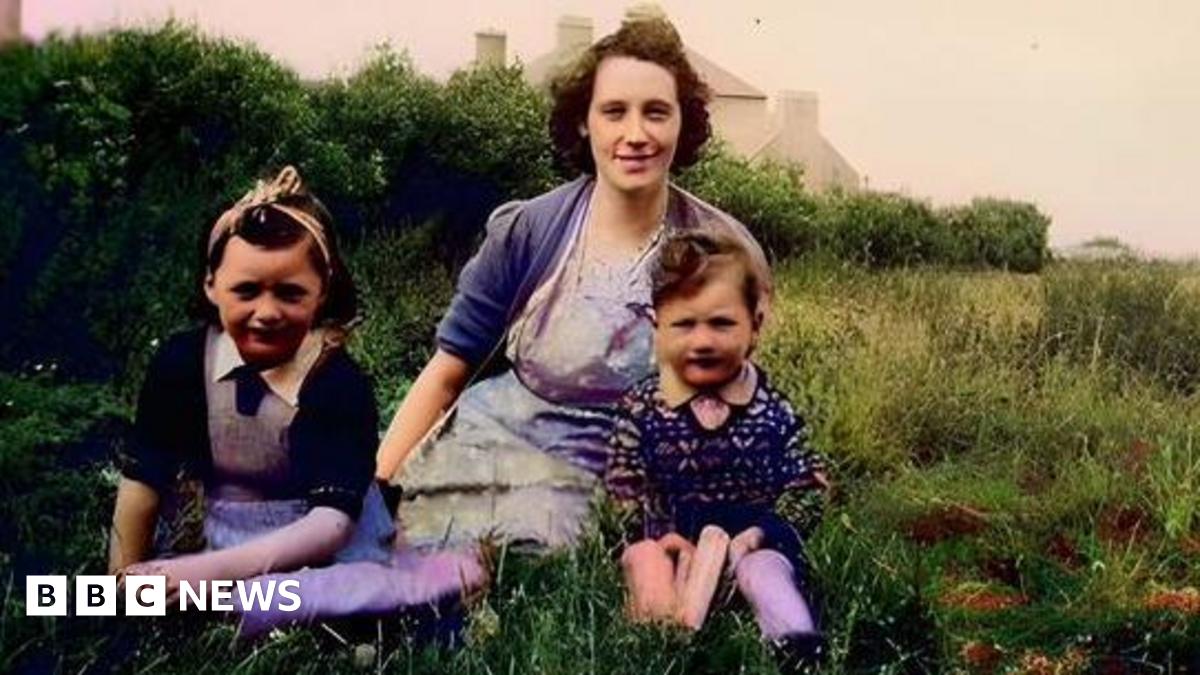 The Irish lighthouse keeper who gave D-Day the go-ahead - BBC News