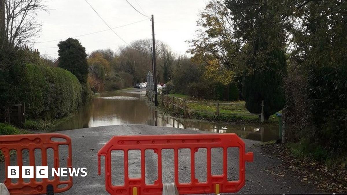 Barcombe: Seven people rescued after removing flood barriers - BBC News