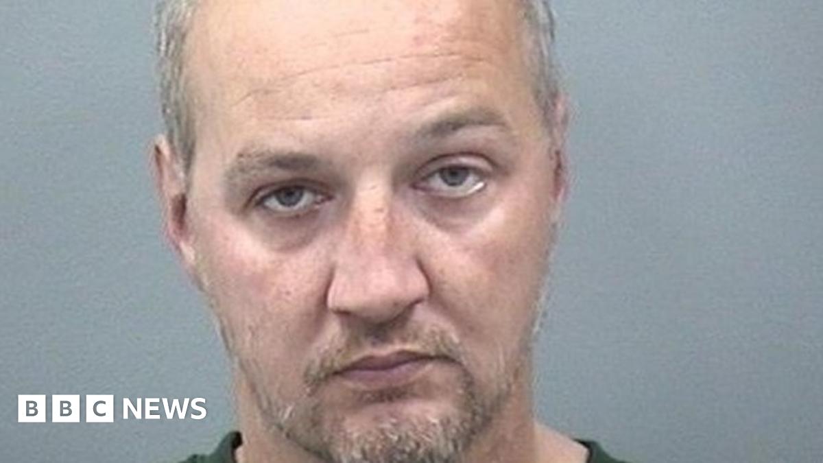 Bungling Dorset bank robber foiled by security dye pack - BBC News