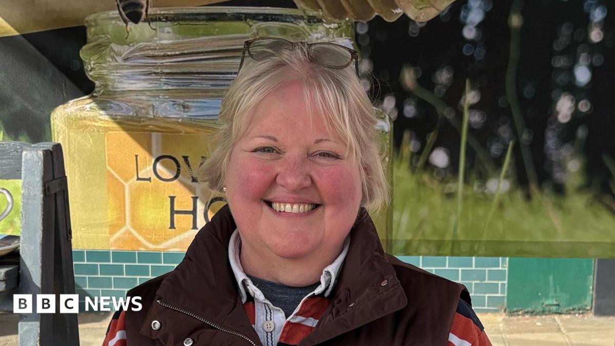 'I was a paralegal for 20 years, now I'm a Suffolk beekeeper' - BBC News
